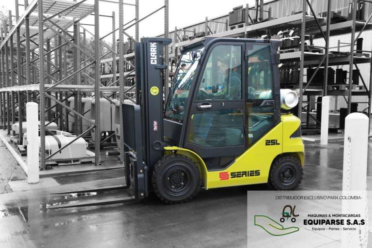 Clark – Maquinas y Montacargas Equiparse
