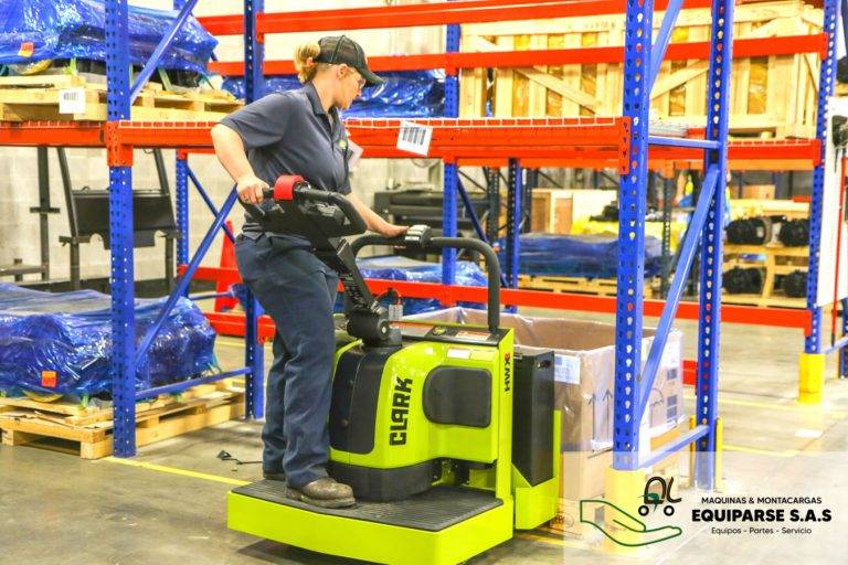Clark – Maquinas y Montacargas Equiparse