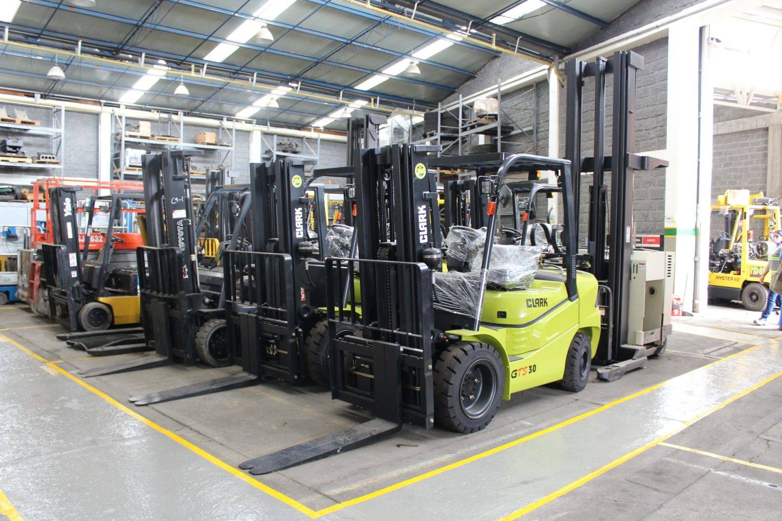 Clark – Maquinas y Montacargas Equiparse